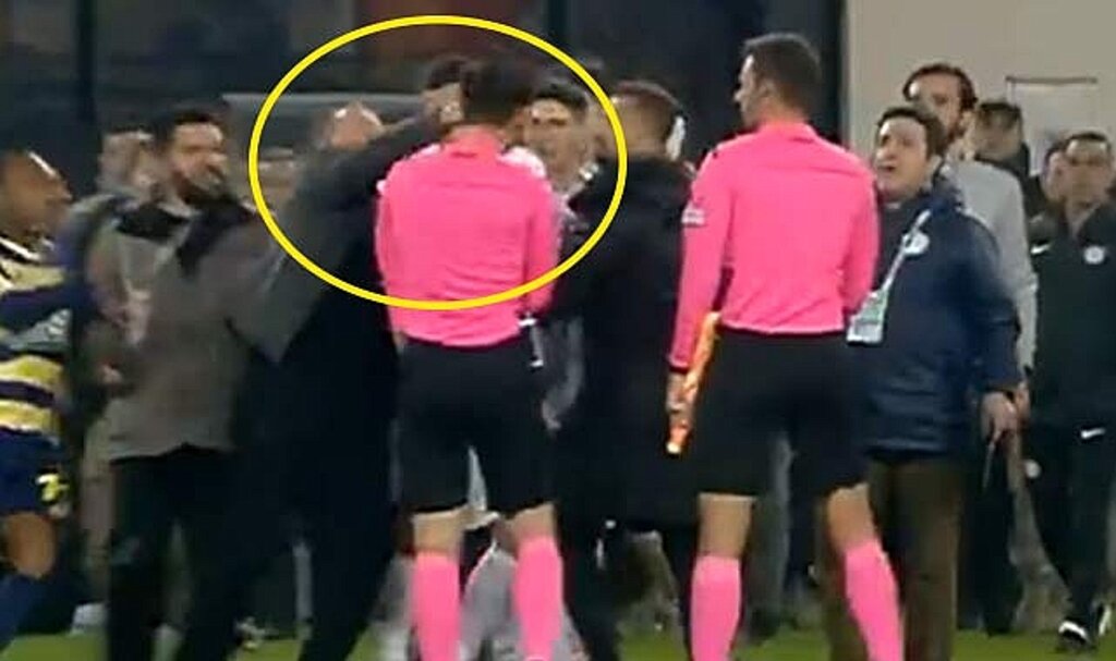 Hakem Halil Umut Meler'e Faruk Koca'nın yumruk atma anı - SPOR - Samsun ... Hakem Halil Umut Meler'e Faruk Koca'nın yumruk atma anı - SPOR - Samsun ...